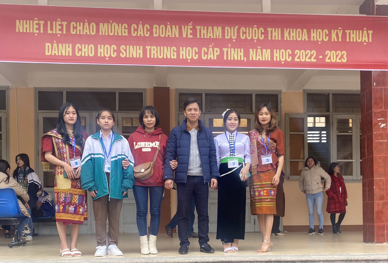 Hình 3: Thầy - cô cùng Đoàn tham gia dự thi