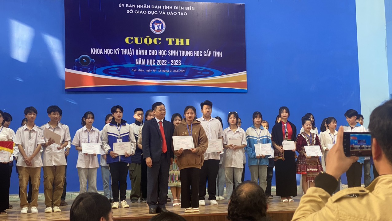 Hình 4: Học sinh Lò Thị Ngân nhận giấy khen từ Giám đốc Sở GD-ĐT